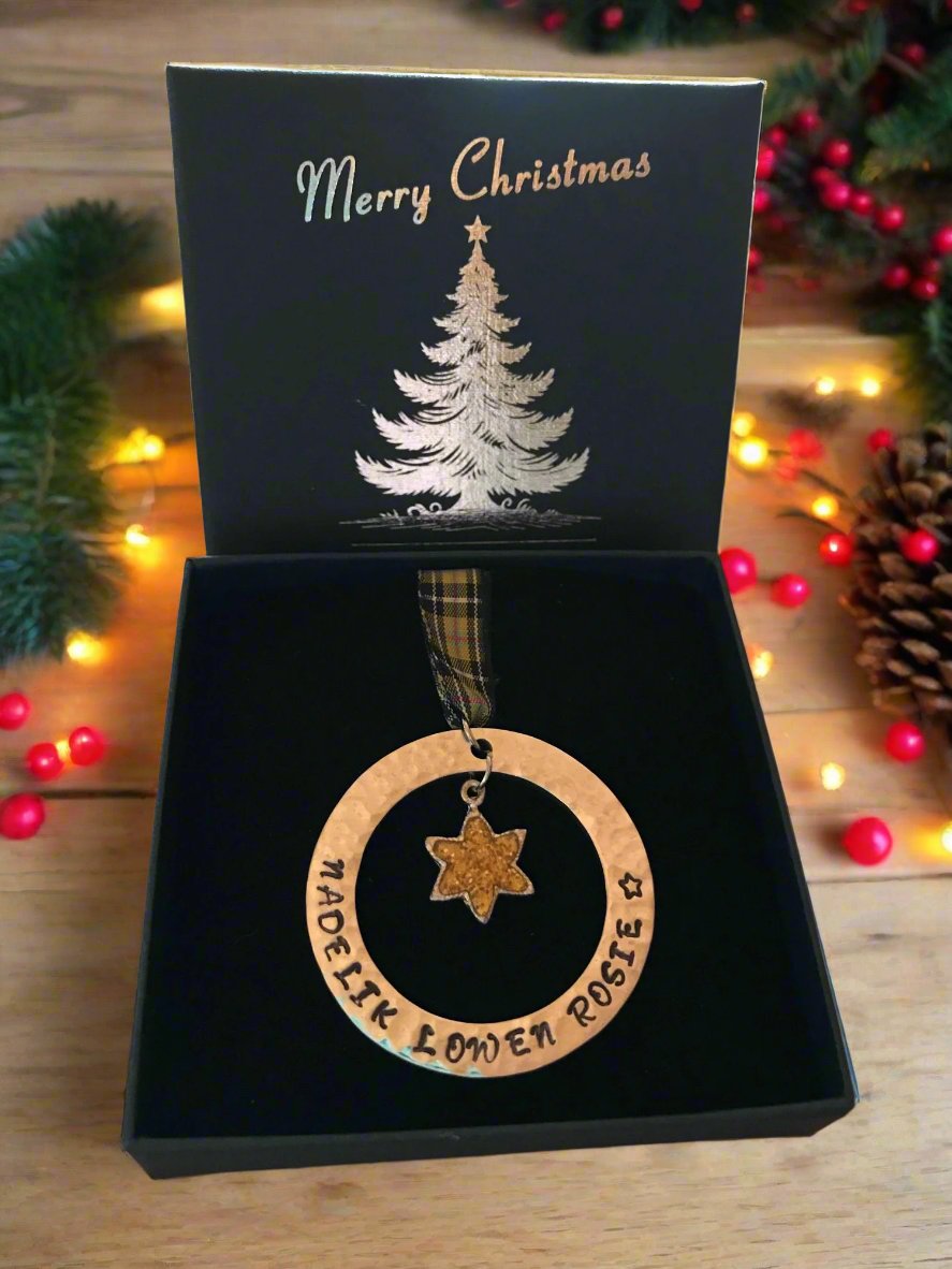 Personalised 'Nadelik Lowen' Decoration – Vision Arts Tin