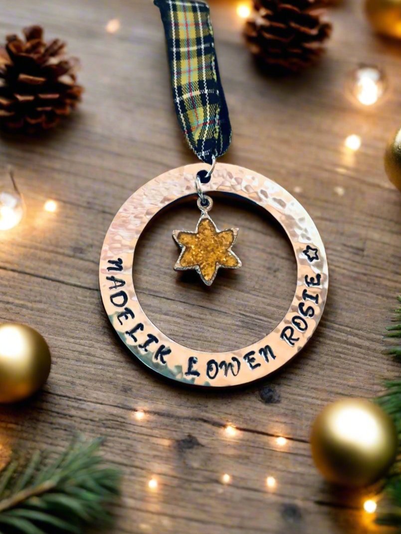 Personalised 'Nadelik Lowen' Decoration – Vision Arts Tin